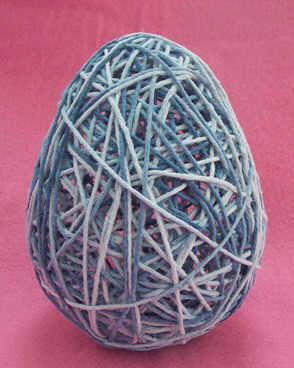 Easter craft ideas; how to make a string Easter egg from yarn