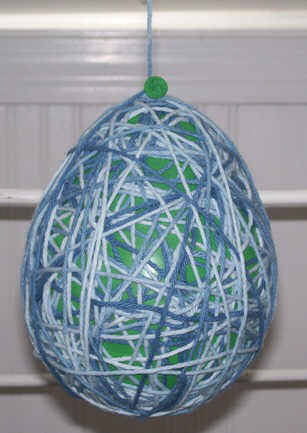Easter craft ideas; how to make a string Easter egg from yarn